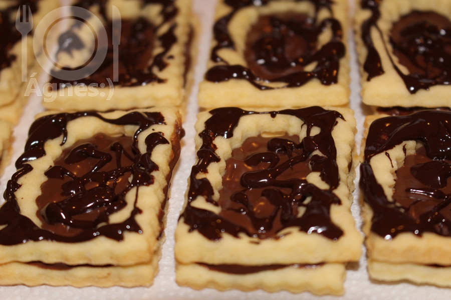 Ágnes:) szakácskönyve: Mosolygós linzerek - Cukros-diós linzervirág ...