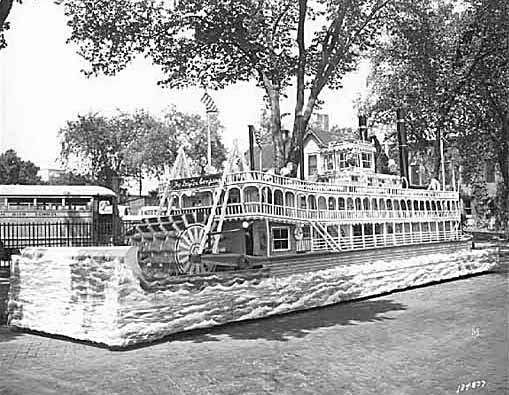 POSTCARDY: the postcard explorer: Dayton Company 1940 Aquatennial Float