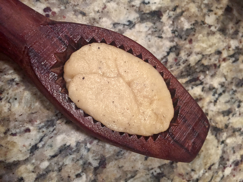Date or walnut-filled Iraqi cookie (kleicha)