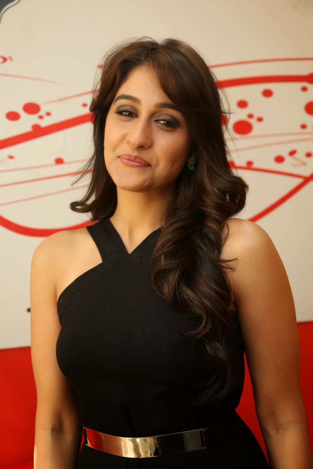 Regina Cassandra Looks Gorgeous in Short Black Dress at Big FM Full ...