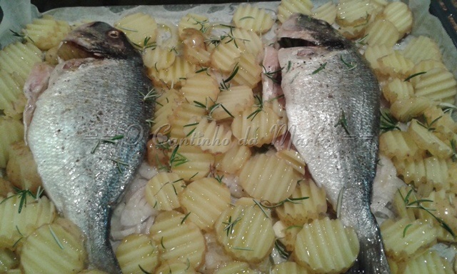 O Cantinho da Marta: Dourada Assada no Forno com Batatas Onduladas e ...