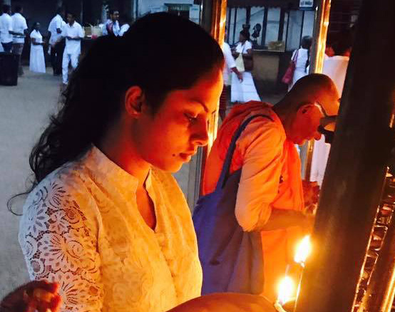 ශලනි හිතහදාගන්න බුදුන් වඳින්න කැලණි ගිහින්