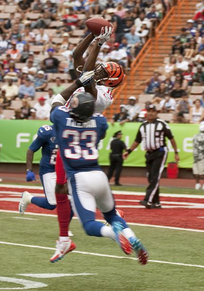 AMERICAN FOOTBALL: WIDE RECEIVER