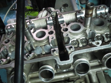 Araki Funky Machine Technical Report: Engine of bandit 250. Valve assemble