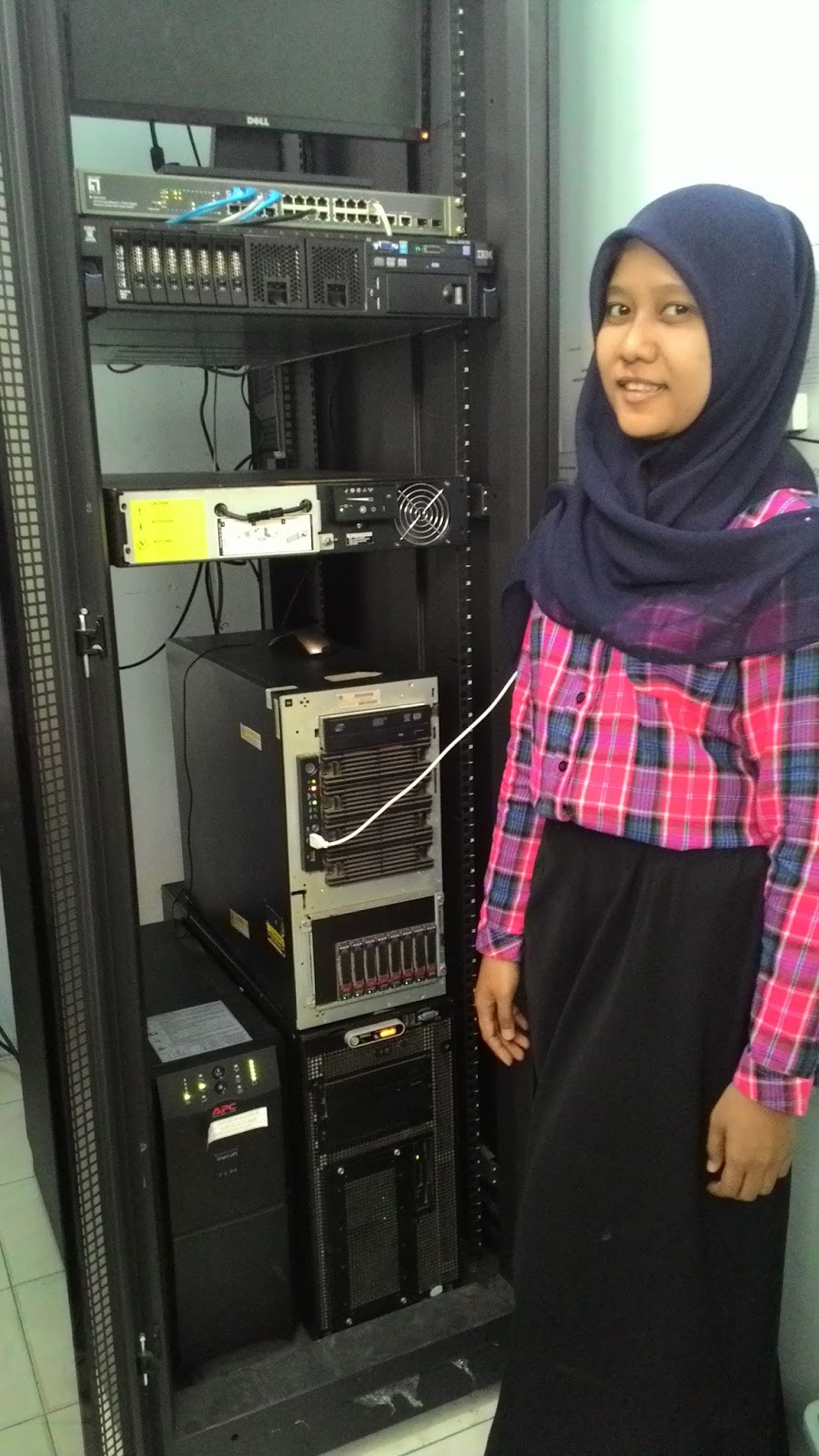 AGENDA HARIAN PKL: PEMASANGAN SERVER KE DALAM LEMARI SERVER di KANTOR ...