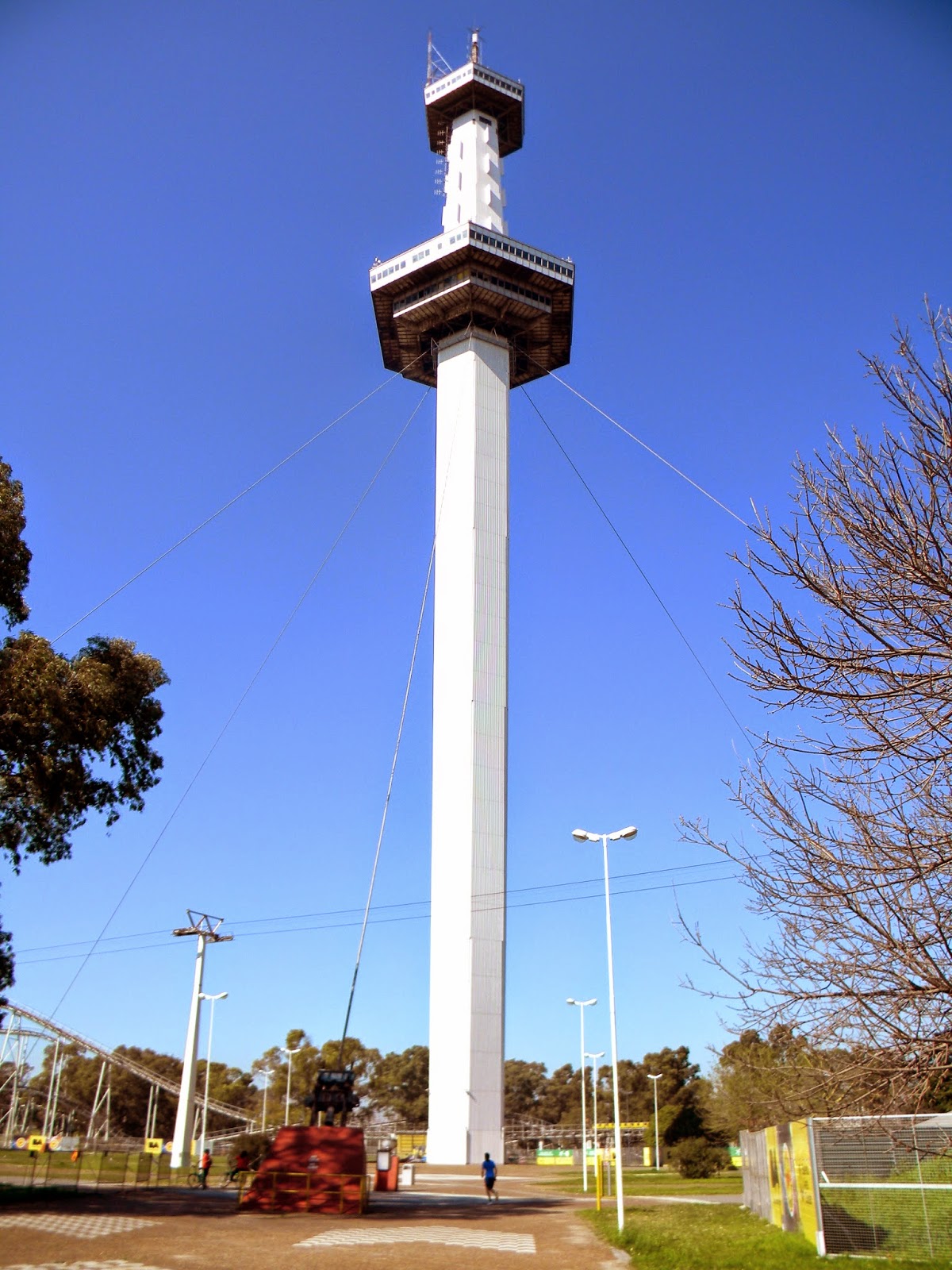 Explorador Turístico: Torre Espacial del Parque de la Ciudad