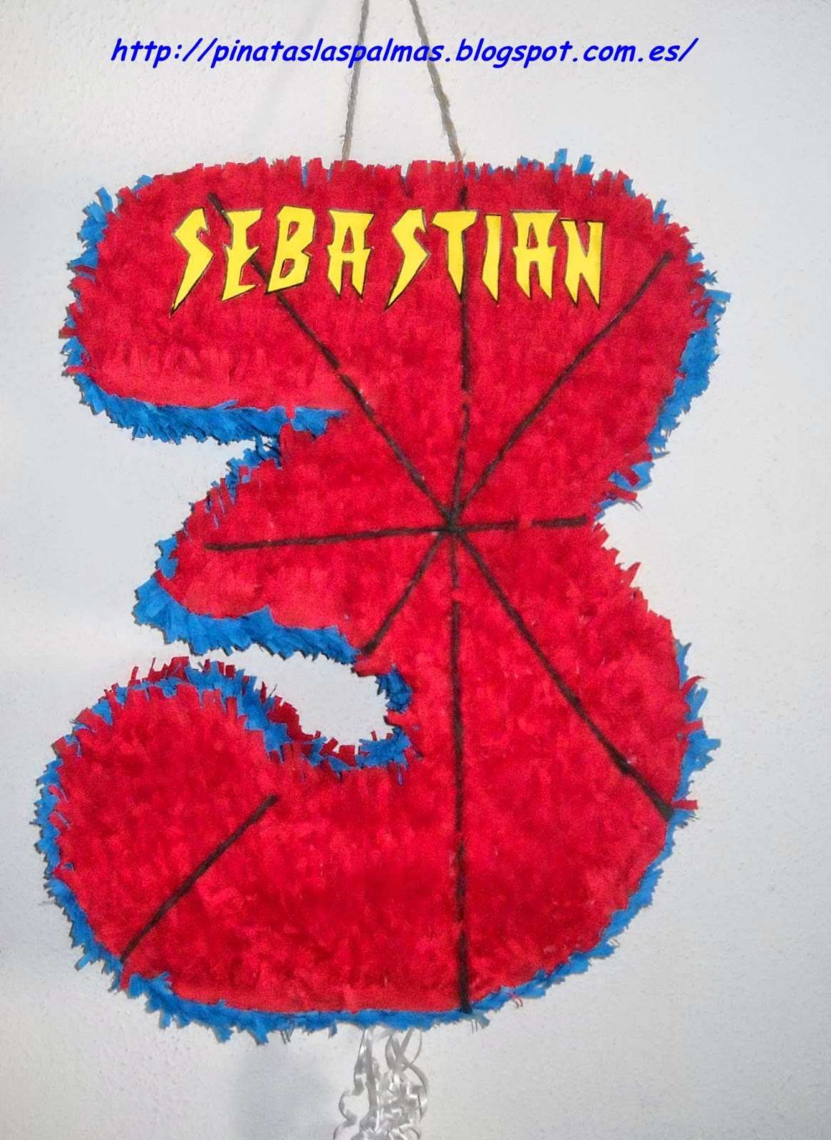 Piñatas Las Palmas: Piñata del número 3 con motivos de Spiderman