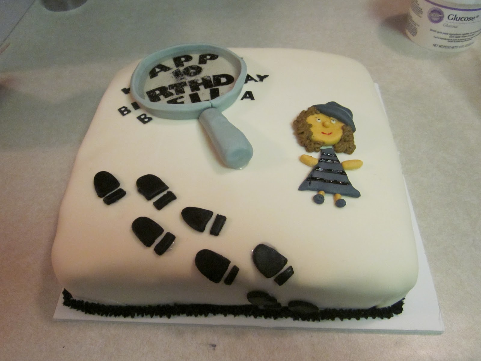 Kaylas Cookies and Crumbs: Spy Girl Cake w/Magnifying Glass