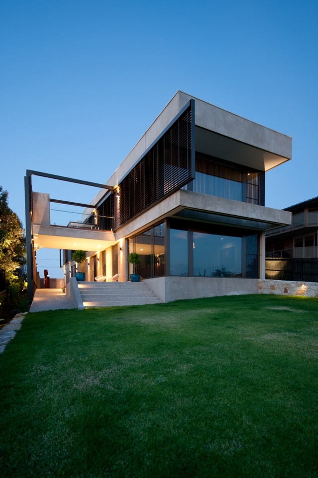 Interesting Shape Of Hill House by Rachcoff Vella Architects ...