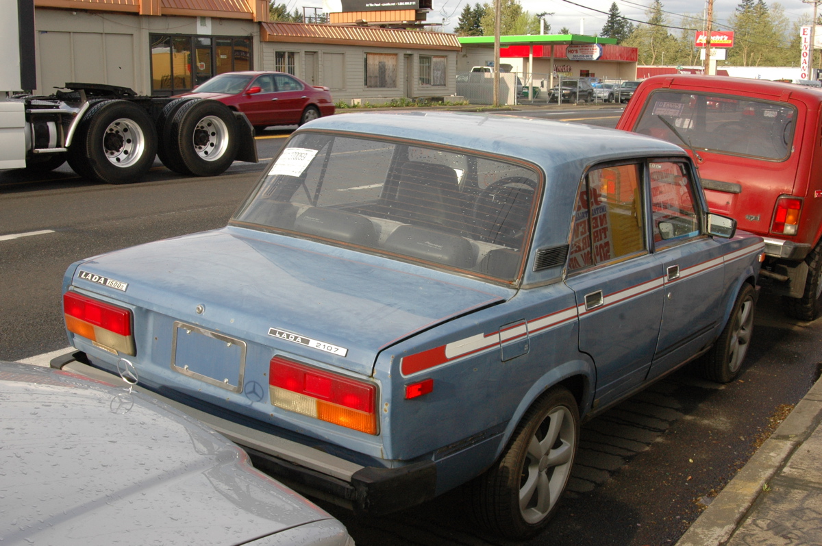 OLD PARKED CARS.: 1988 Lada 2107 1500S.