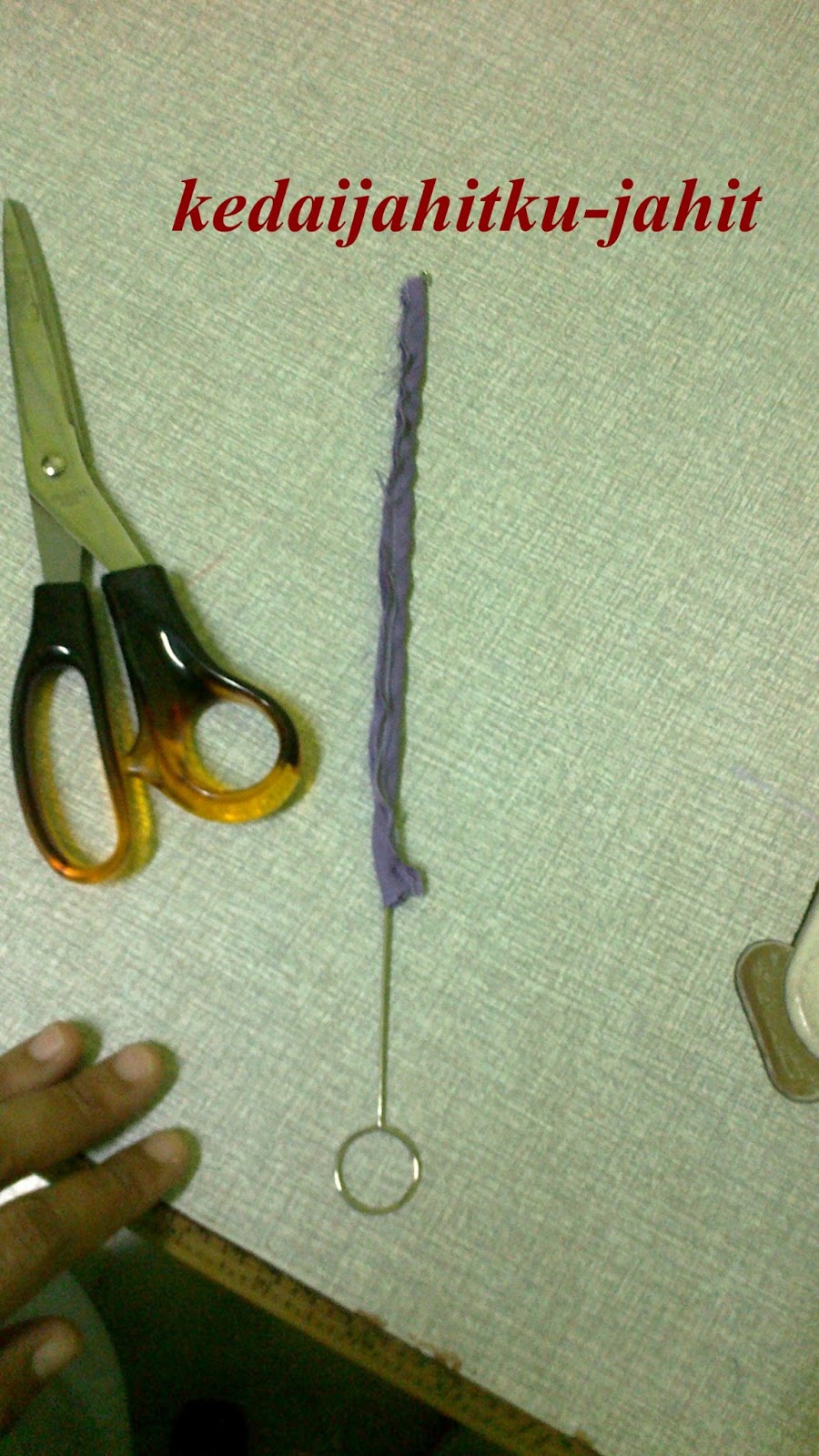 Ruang berkongsi "cerita" dan "ilmu jahitan": Tali Butang Dari Kain