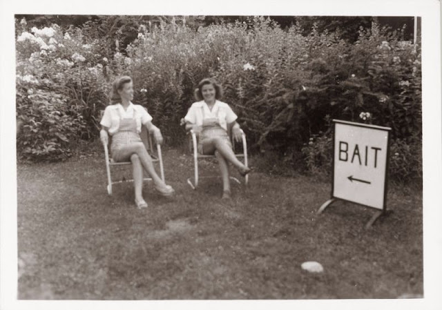 Sign of the Times – 21 Hilarious Vintage Snapshots of People Posing ...