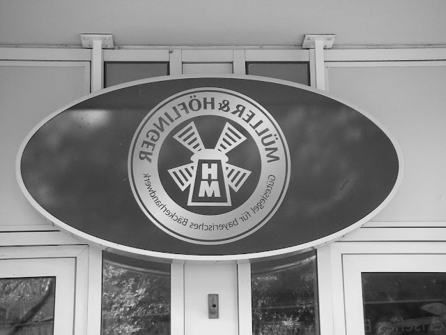 WALKABOUT: (3) HEXAGRAMM