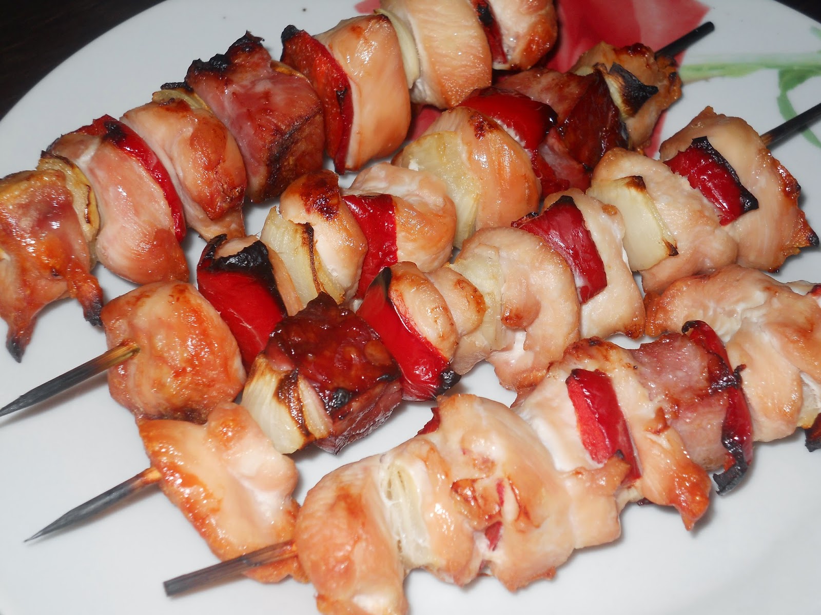 "Yamy mami!" Retete culinare: FRIGARUI DIN PIEPT DE PUI LA GRATAR