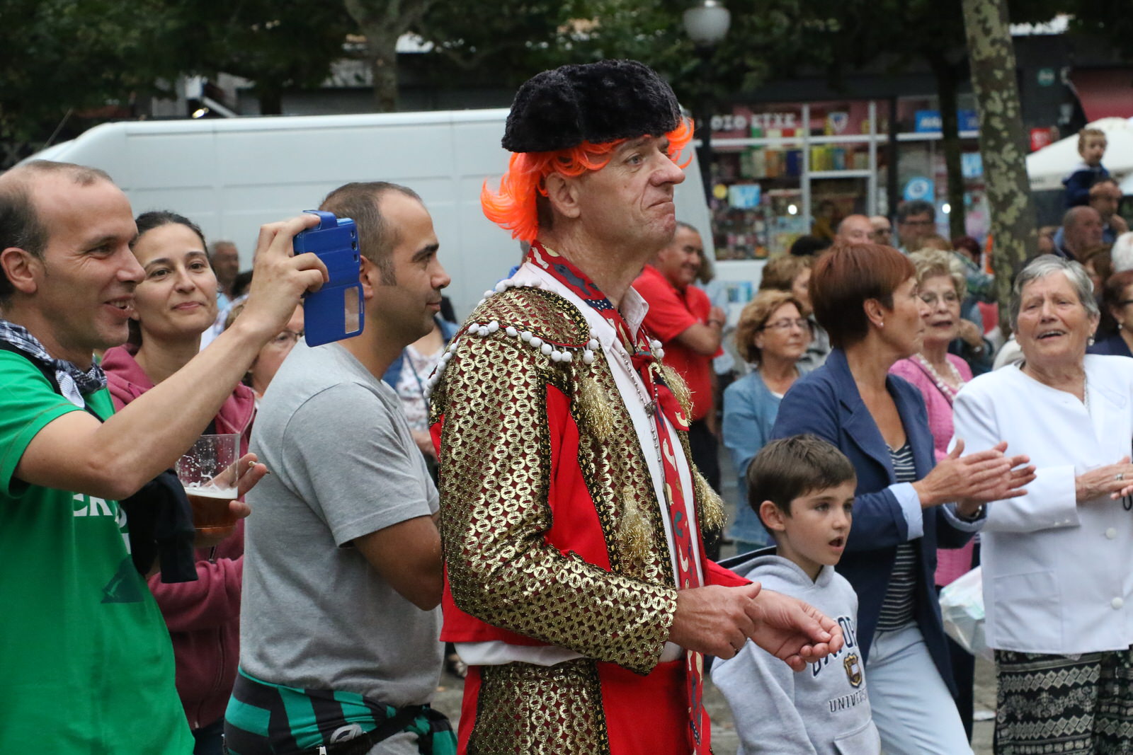 Cientos de personas despiden las fiestas de Retuerto y a su trucha jubilada