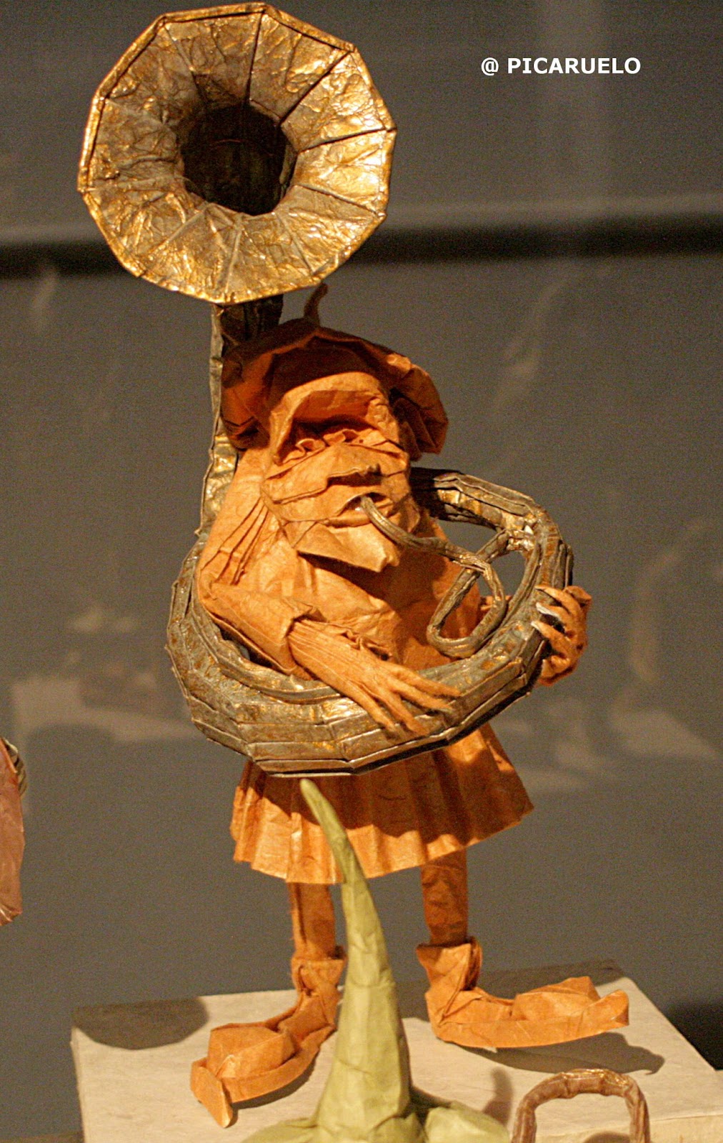 Picaruelo's origami: THE SOUSAPHONIST
