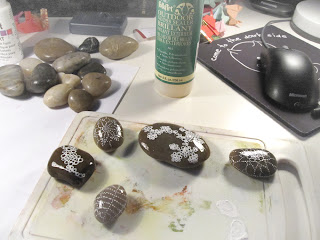 Painted Lace Rocks Tutorial : Behind Mytutorlist.com