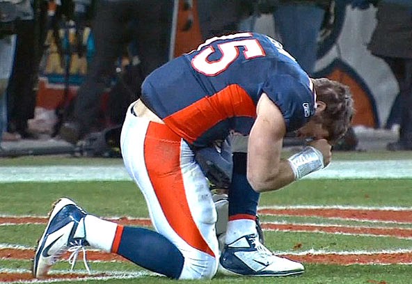 Tim Tebow Tebowing and Praying in the Ground | Sports Club Blog