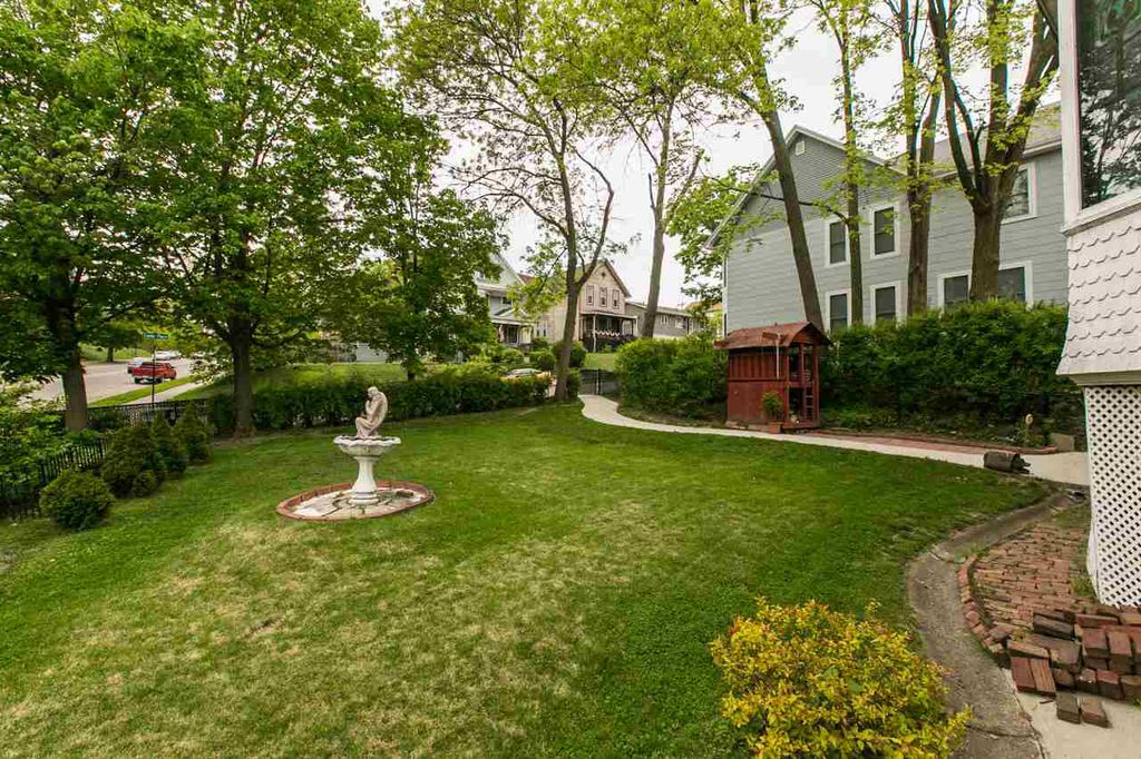Sweet House Dreams: 1881 Brick Victorian in Dubuque, Iowa