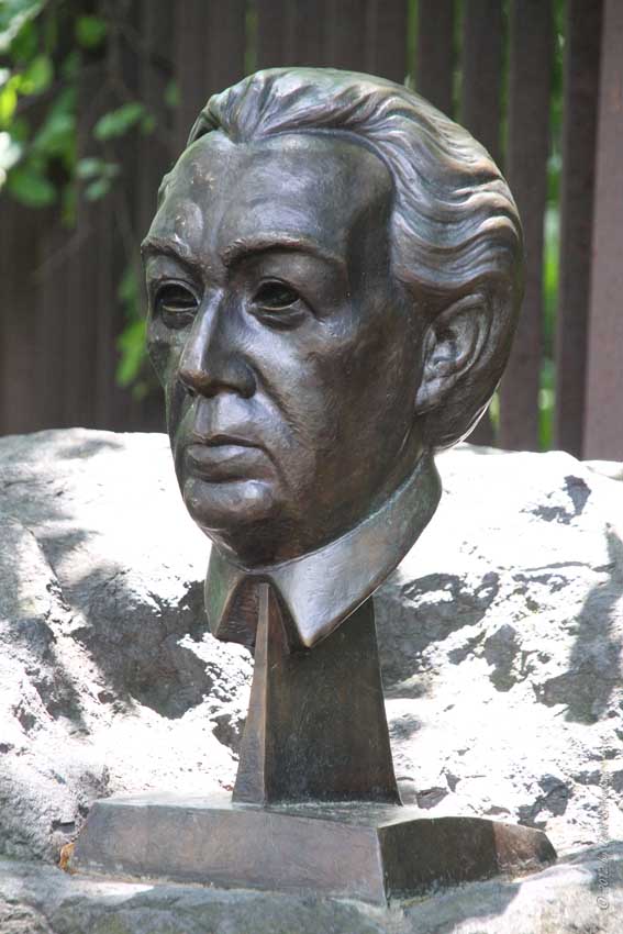 Chicago - Architecture & Cityscape: Oak Park [Bust of Frank Lloyd ...