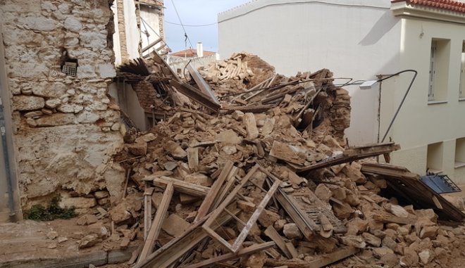 ΚΑΤΑΚΟΡΥΦΟΣ ΚΙ ΕΥΘΕΙΑ...: ΚΤΙΡΙΑ ΚΑΤΑΡΡΕΟΥΝ - ΔΙΑΤΗΡΗΤΕΑ (;)