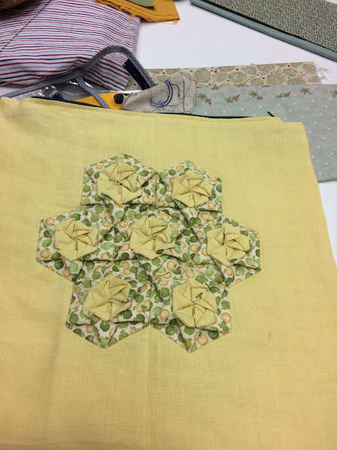 La Tertulia del Patch: Labores de las alumnas: Cojín de origami