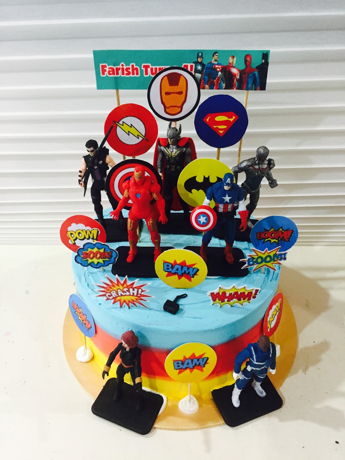 ninie cakes house: Superhero vs Avengers Theme Cake