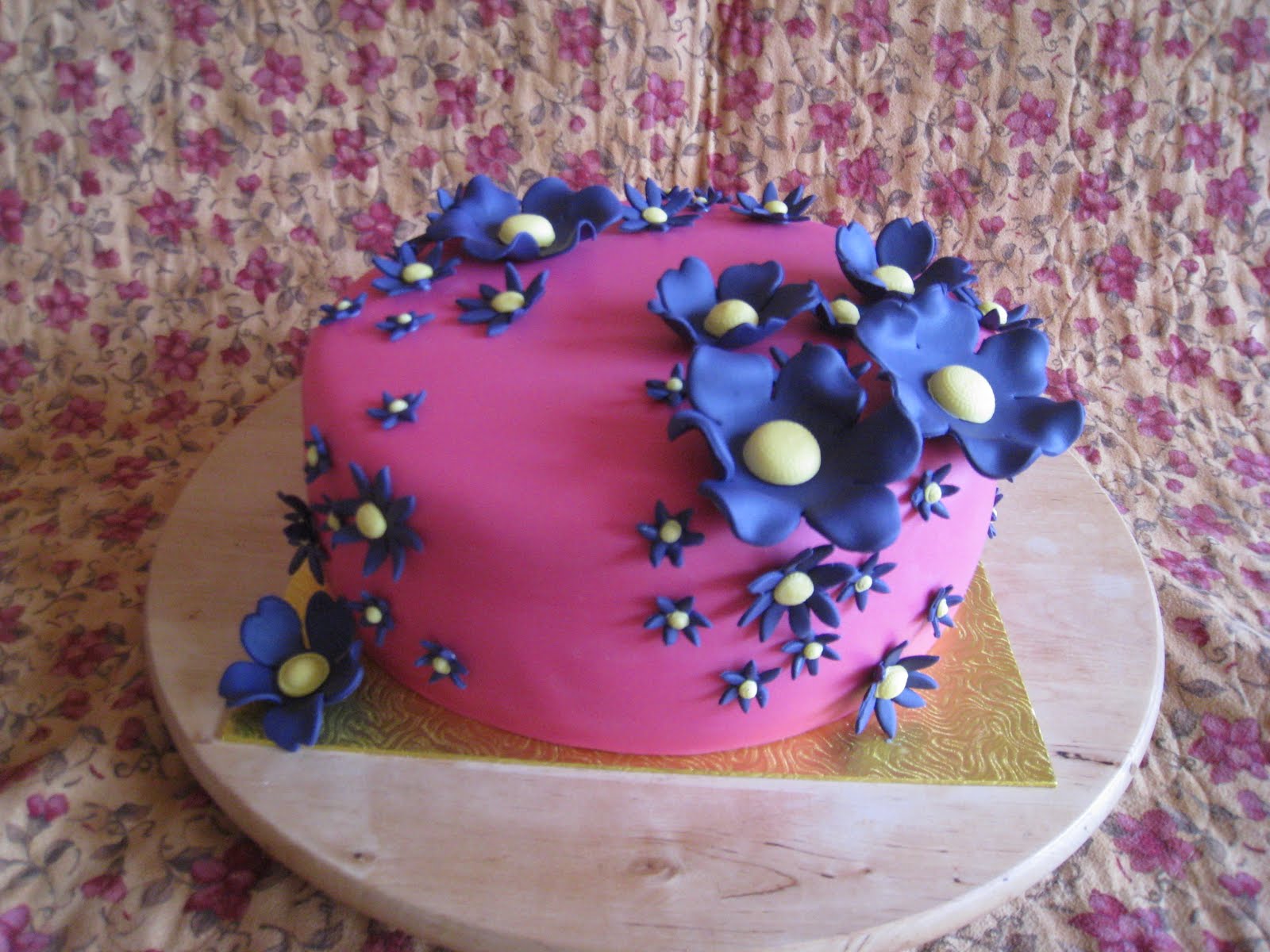 Medusa's Cakes: tarta fucsia con flores lilas./ fucsia cake with purple ...