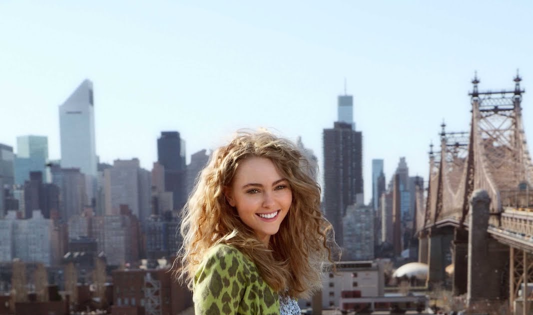 SNEAK PEEK : Miley Look-Alike Is Young 'Carrie Bradshaw'
