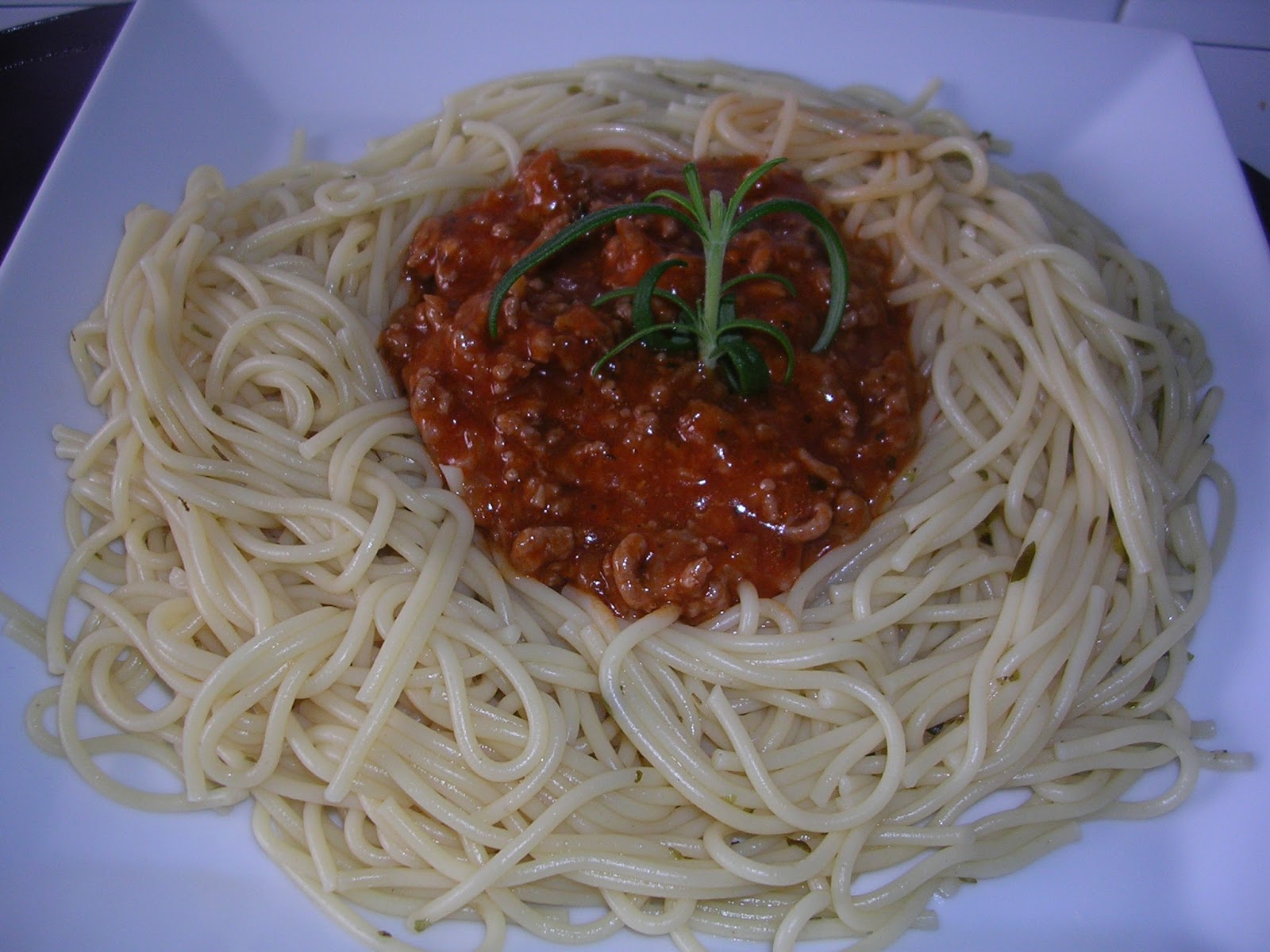 LOS FOGONES DE MI MADRE : SPAGHETTI CON CARNE PICADA (estilo Boloñesa)
