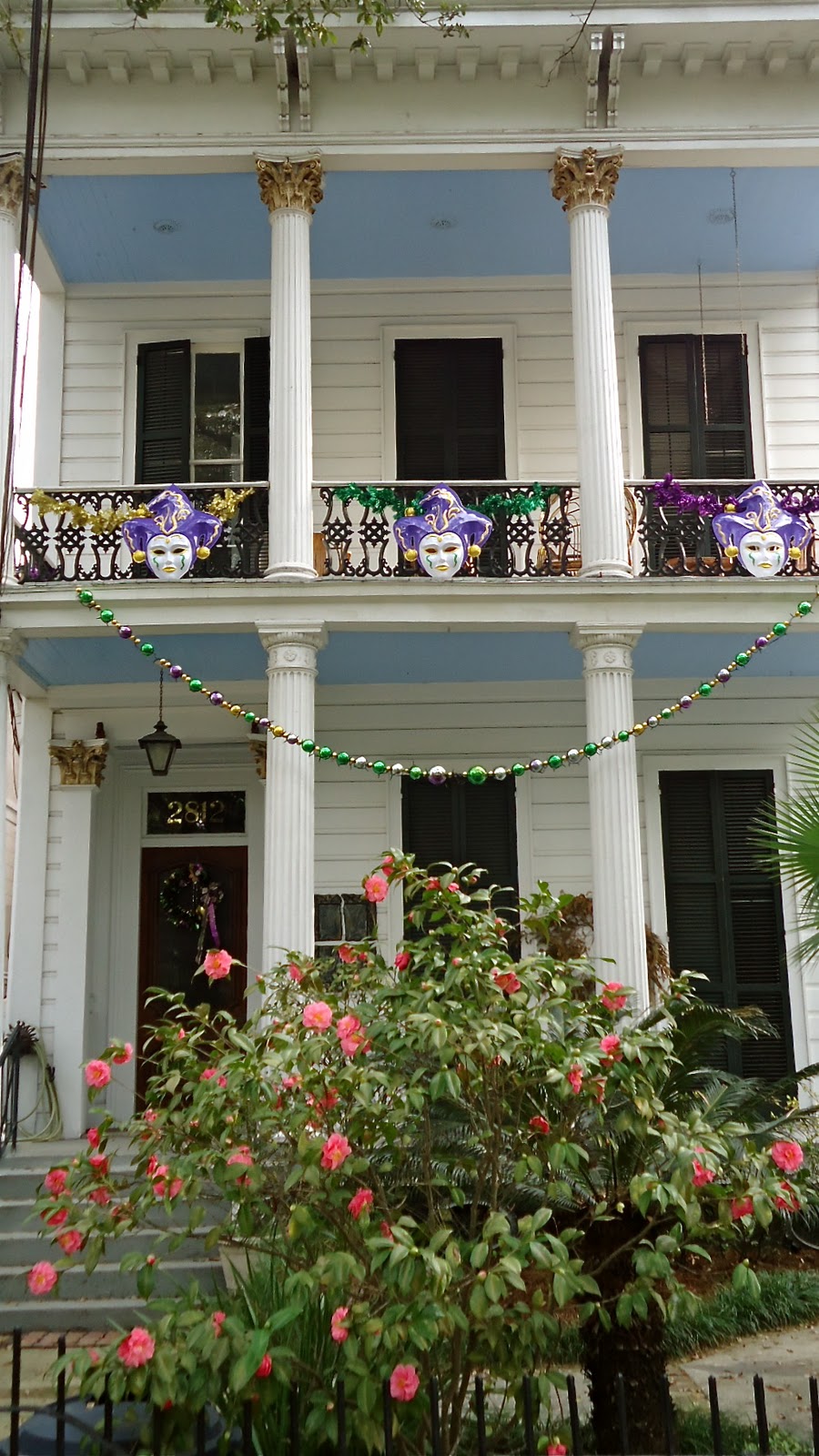 * T h e * V i s u a l * V a m p *: Decorate Your House For Mardi Gras