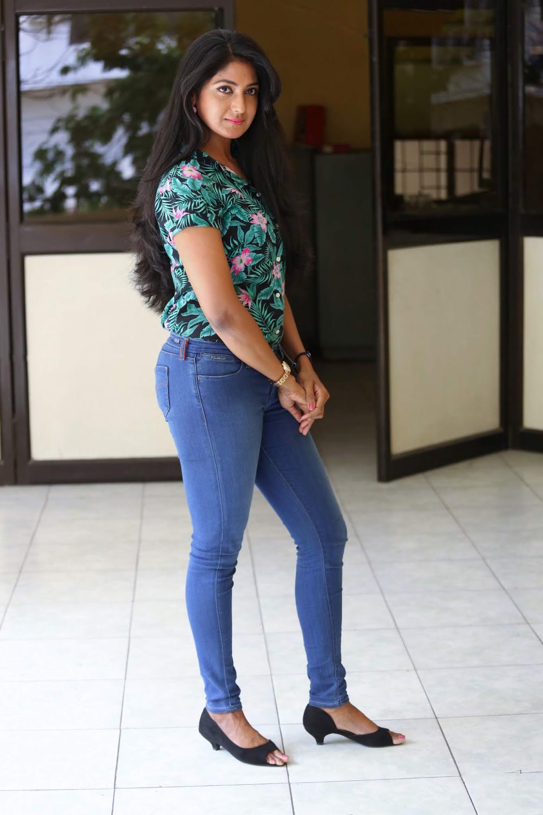 Tollywood Actress Yagna Shetty In Tight Jeans Latest Glam Pics Yagna ...