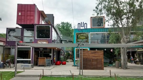 Un centro comercial hecho con contenedores viejos