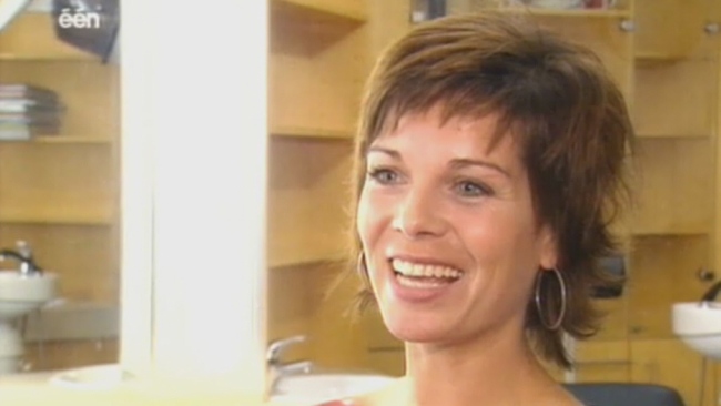 Geena Lisa: Geena Lisa Peeters 'bodypaint' bloot in VRT omroepstoel ...