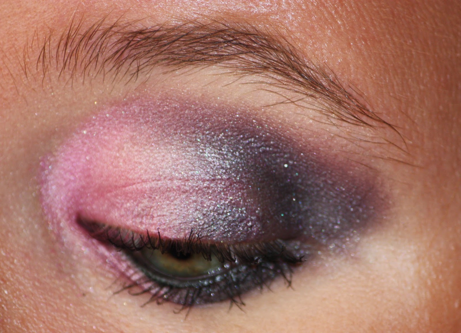 Die Zauberin Zebulon: Saturday Dark Gray & Fuchsia Eye MakeUp