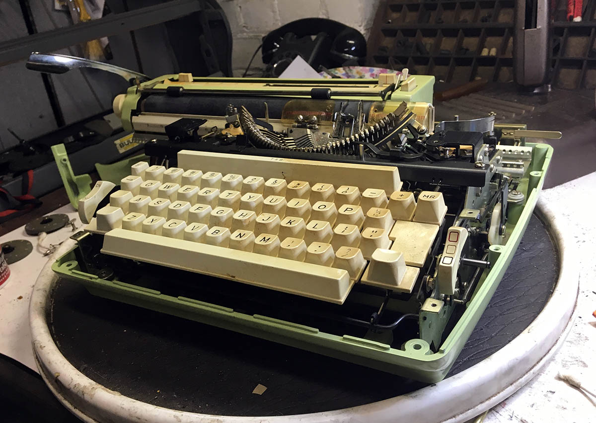 Montgomery Ward Signature 810 electric typewriter/ /THE TYPEWRITER ...