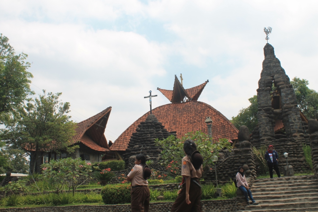 Main ke WOW Cafe Sumber Podang Kediri - silviananoerita