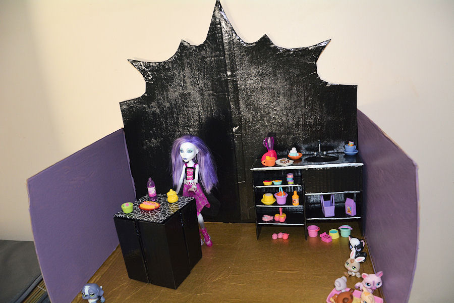 MariMissB: DIY - Table haute en carton pour monster Hight - dinner ...