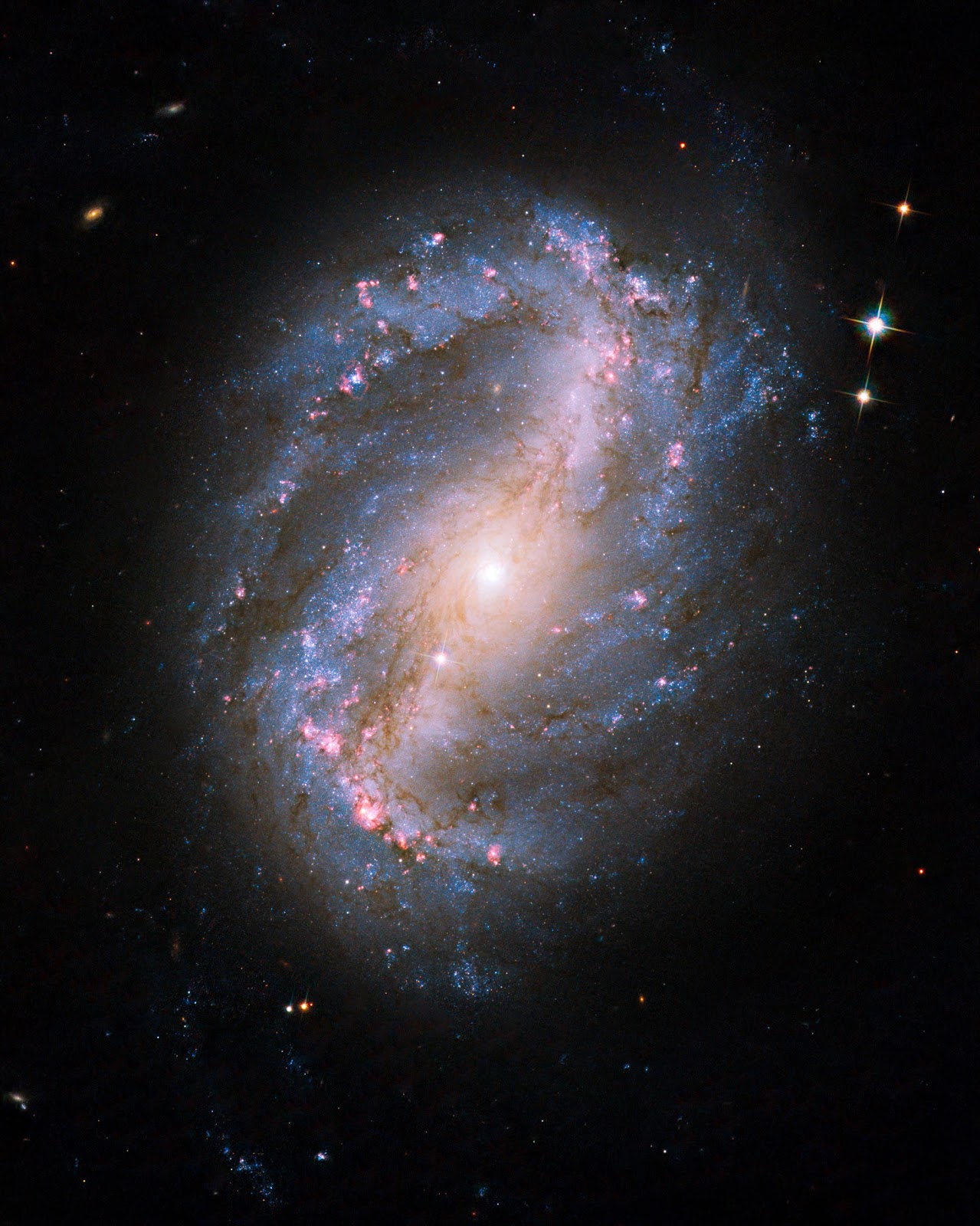 Spiral Galaxy NGC 6217 - Download Wallpaper Keren