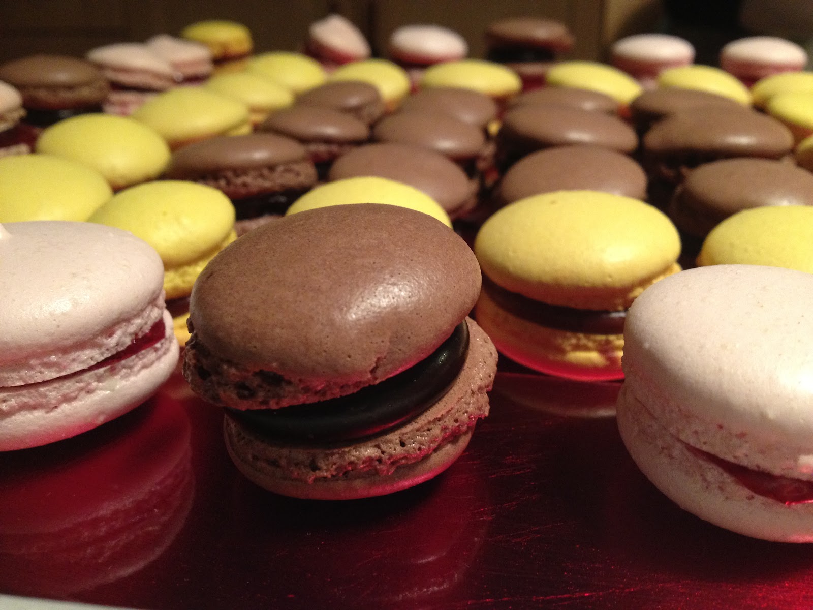 Macaron de chocolate con relleno de ganache de chocolate