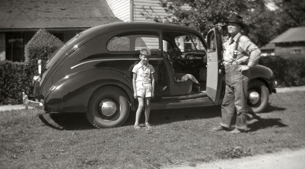 50 Fascinating Vintage Photos of People Posing With Their Family Cars ...