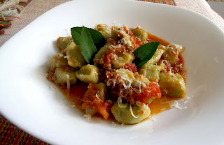 Nhoque verde com ragu de tomates frescos e carne moída | Receita ...