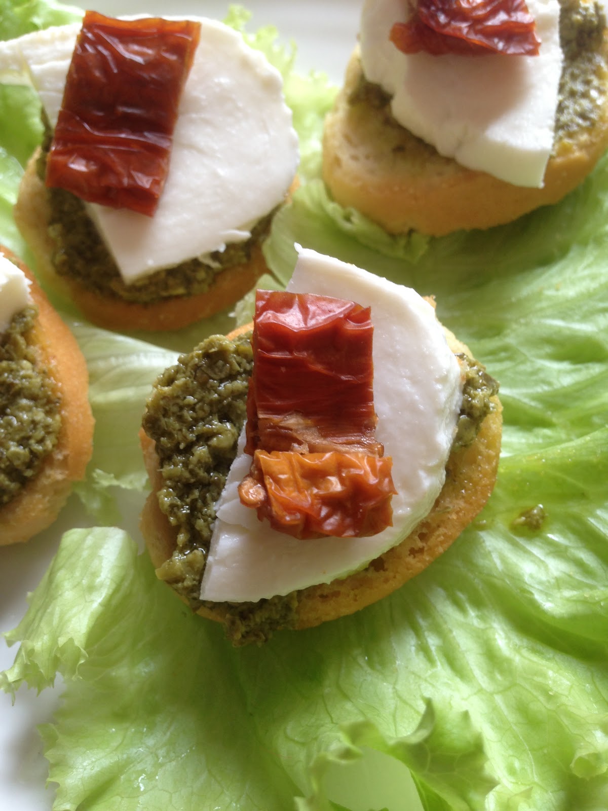 Mamma Britas matblogg: Forrett med Mozzarella, pesto og soltørket tomat