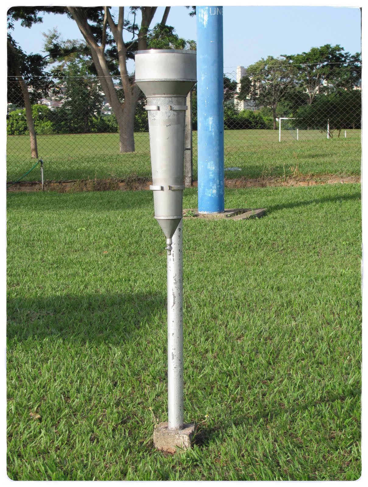 ESTAÇÃO METEOROLÓGICA DA FCT/UNESP: Pluviômetro