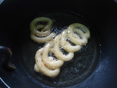 Karupatti Mittai Recipe / Cheeni Mittai Recipe / Palm Jaggery Sweets ...
