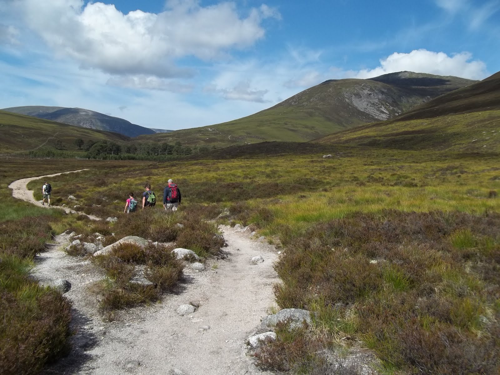 Cottages Scotland: Walking through the Lairig Ghru