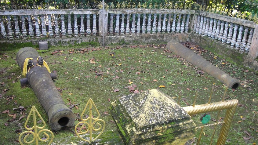 SENI LAMA MELAYU (MALAY OLDEN ART): Makam Kiyai Kesumi dan meriam ...