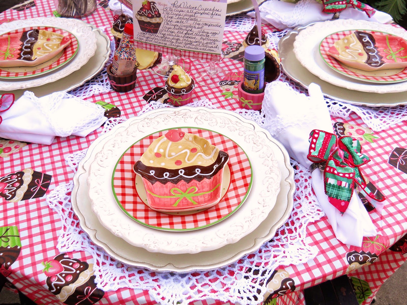 "Isabelle Thornton" Le Chateau des Fleurs: Cupcake table setting ...