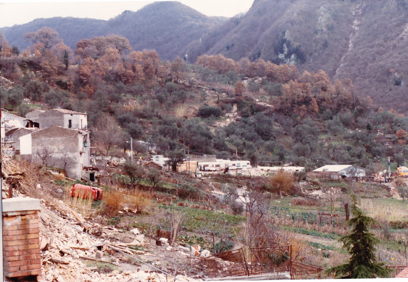 SANTOMENNA A 30 ANNI DAL TERREMOTO: COM'ERA PIEDI LA TERRA
