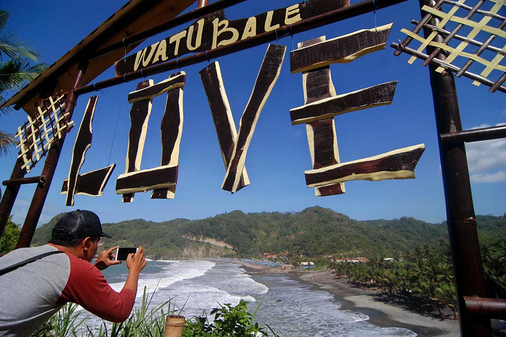 SERUNYA BERPETUALANG DI PANTAI WATU BALE, LENGKAP DENGAN SPOT BERFOTO ...